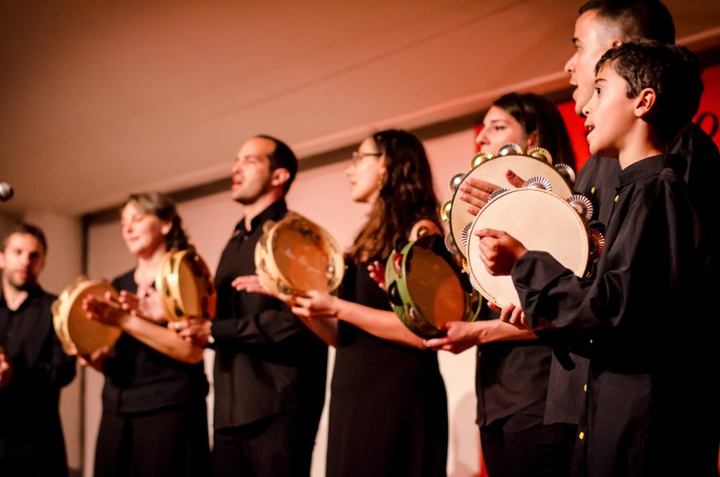 Canto y pandereta: historia y clases en A Píntega Marela