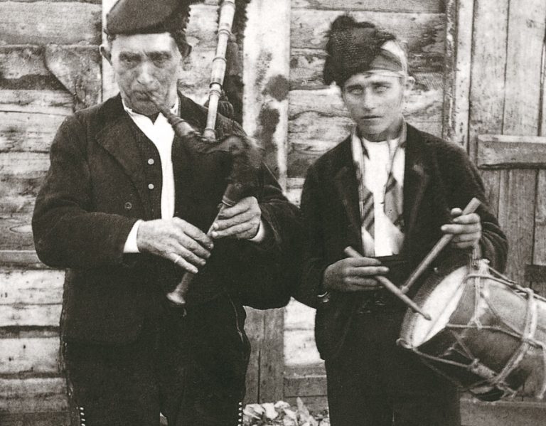 Tamboril galego, el tambor folk español unido a la gaita